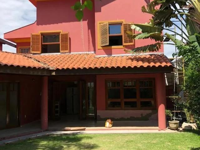 Casa para Venda/Aluguel com 3 quartos, 240 m² por R$ 1.900.000