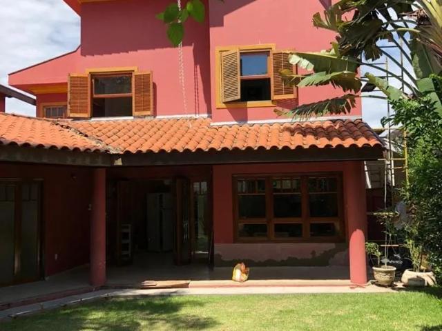 Casa para Venda/Aluguel com 3 quartos, 240 m² por R$ 1.900.000
