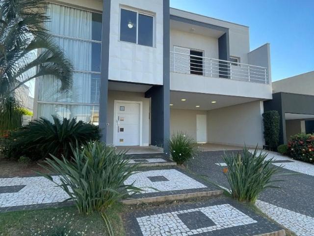 Casa para Venda/Aluguel com 3 quartos, 266 m² por R$ 2.390.000