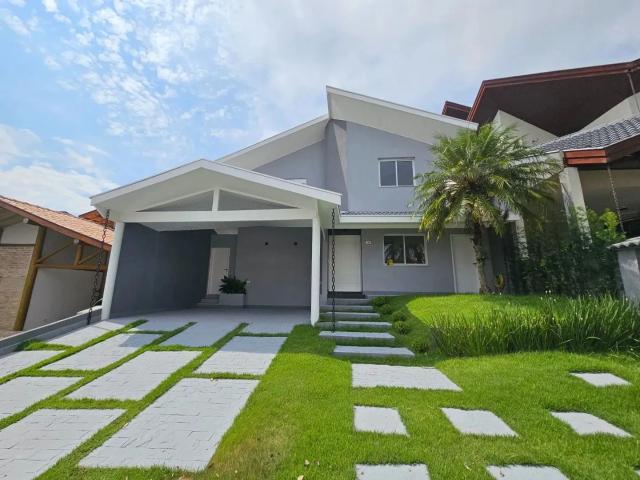 Casa para Venda/Aluguel com 3 quartos, 263 m² por R$ 2.490.000
