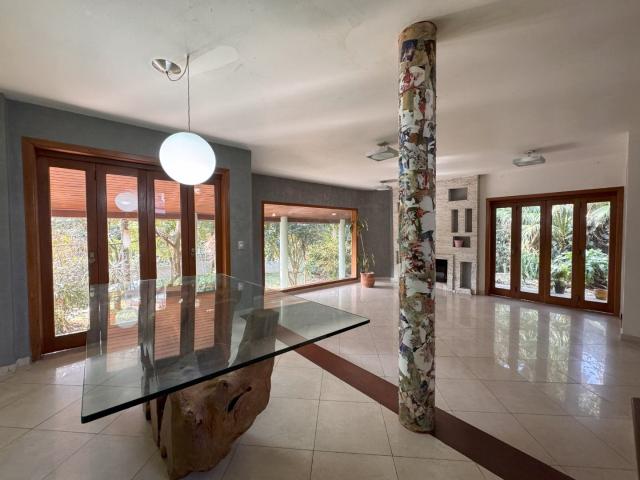 Casa para Venda/Aluguel com 3 quartos, 300 m² por R$ 1.800.000
