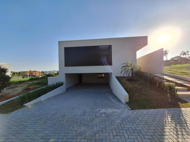 Casa para Venda/Aluguel com 3 quartos, 301 m² por R$ 2.291.400