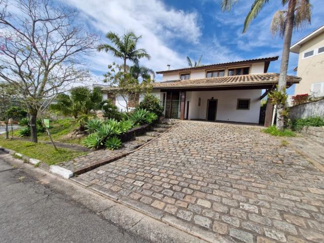 Casa para Venda/Aluguel com 3 quartos, 377 m² por R$ 1.400.000