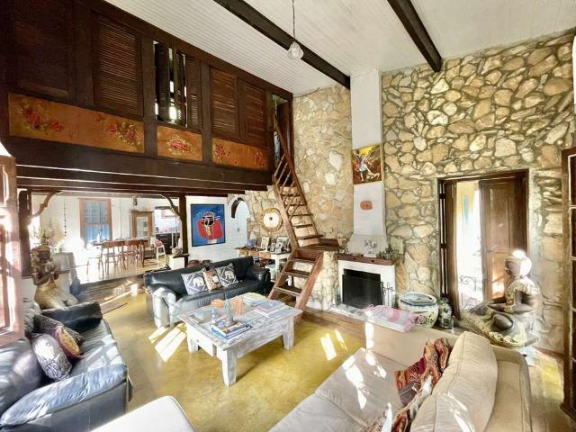 Casa para Venda/Aluguel com 3 quartos, 440 m² por R$ 1.600.000