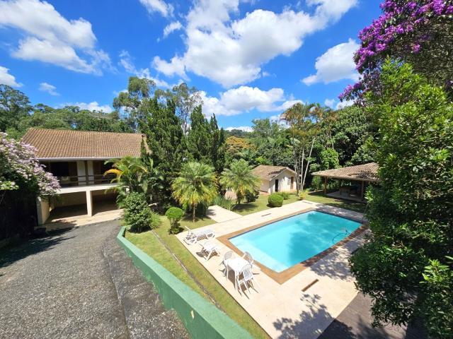 Casa para Venda/Aluguel com 3 quartos, 540 m² por R$ 2.400.000