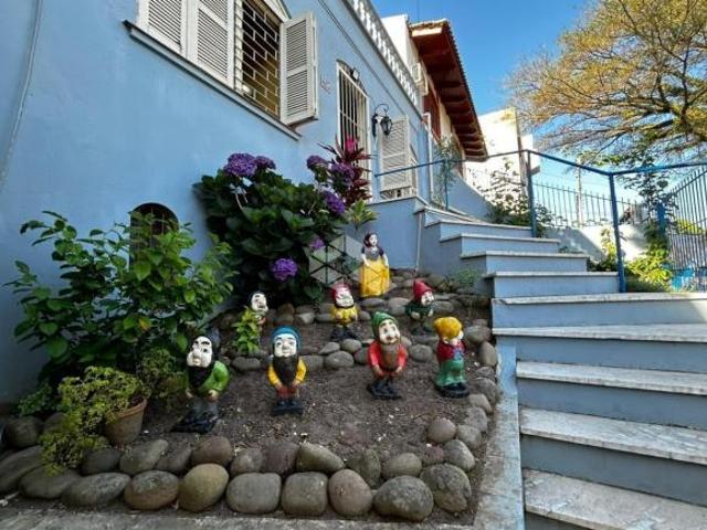 Casa para vender com 4 quartos, 1 suíte, 3 banheiros e pátio | Vila Ipiranga, Porto Alegre