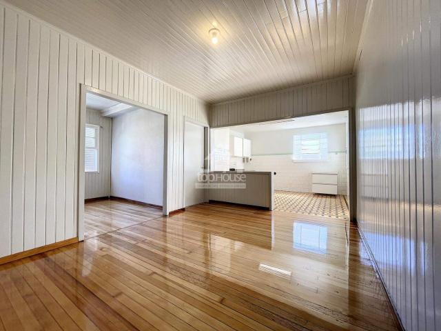 CASA PARTE SUPERIOR COM PÁTIO EM FRENTE