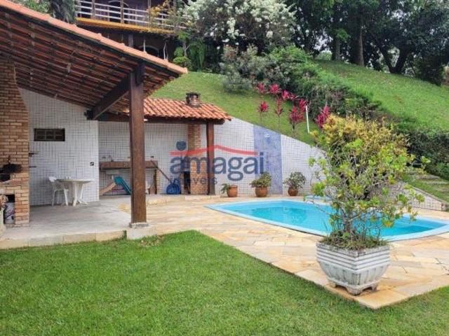 Casa pé na água na represa de Igaratá