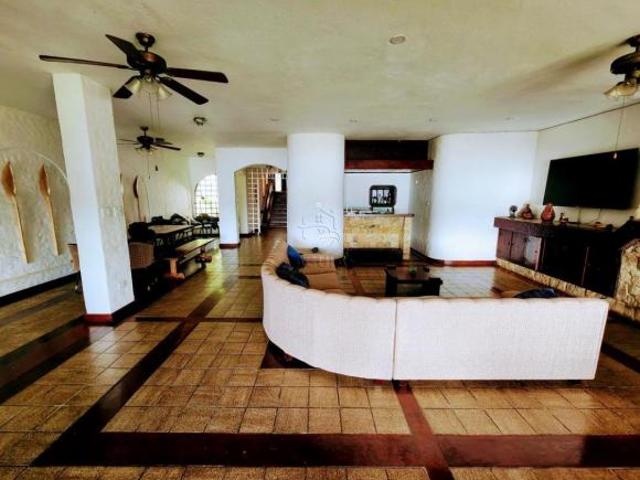 Casa pé na areia na enseada