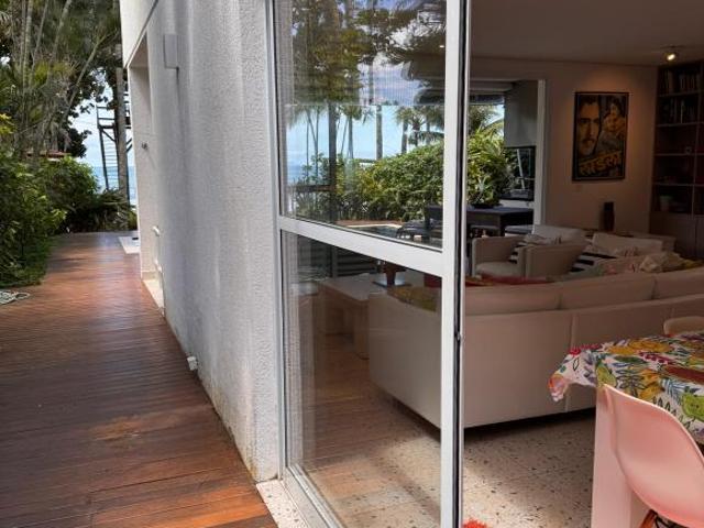 Casa pé na areia com 4 suítes a venda em Maresias