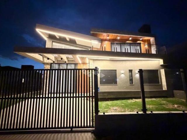 Casa pé na areia 03 suítes mobiliada e decorada, área de lazer 2º piso 178m² na Zona Norte em Capão