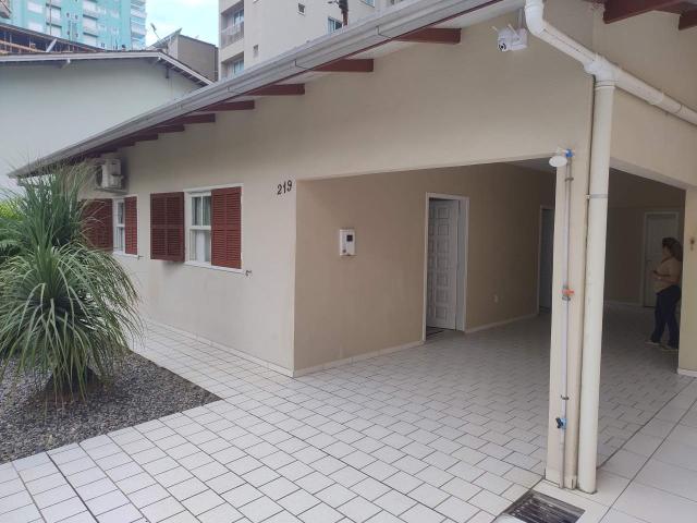 Casa Perfeita a 70m do Mar próximo hard rock café em Meia Praia, Itapema/SC!