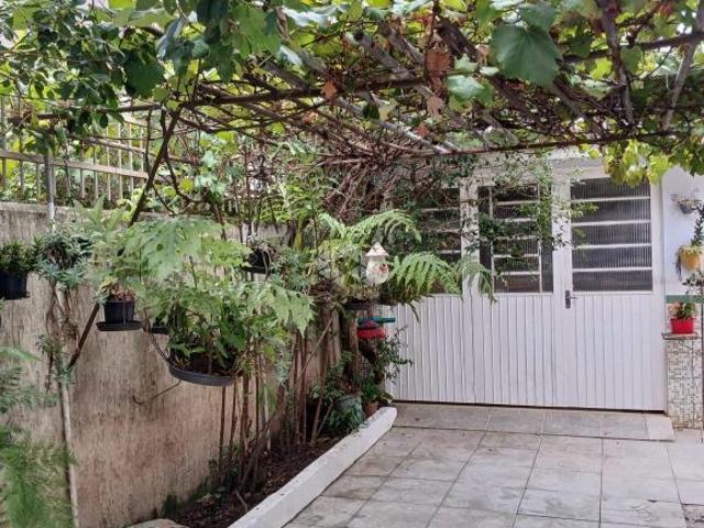 CASA PLANA COM 4 DORMITÓRIOS, SALÃO DE FESTAS E PÁTIO GIGANTE