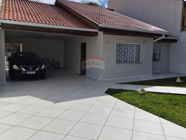 Casa Plana com 514m² de terreno, amplo quintal e jardim – Atuba Tereza Gleser