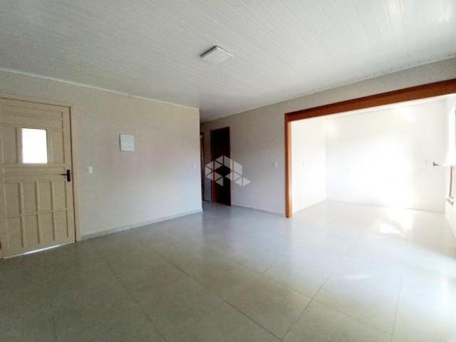 Casa plana com 64m² de área construída, reformada, 3 dormitórios, 1 banheiro, sala e cozinha, aceita