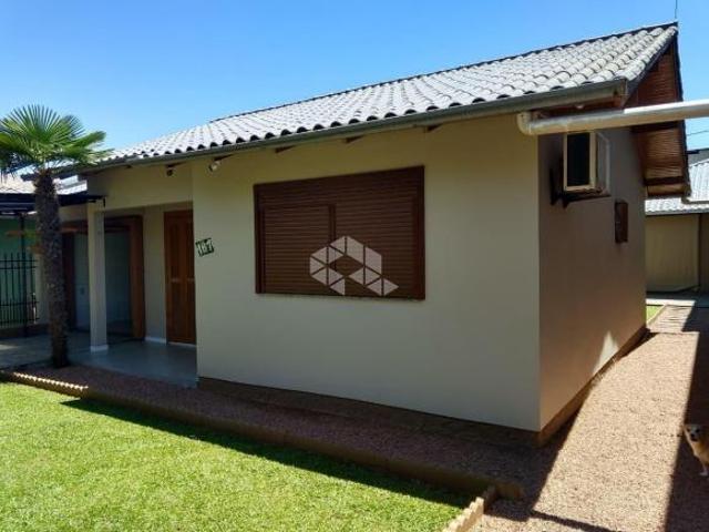 Casa plana com 2 dormitórios e um salão de festa