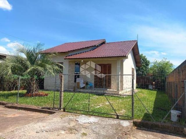 Casa plana com 2 dormitórios, sala de estar, cozinha, 1 banheiro social, bairro Campo Grande em Est