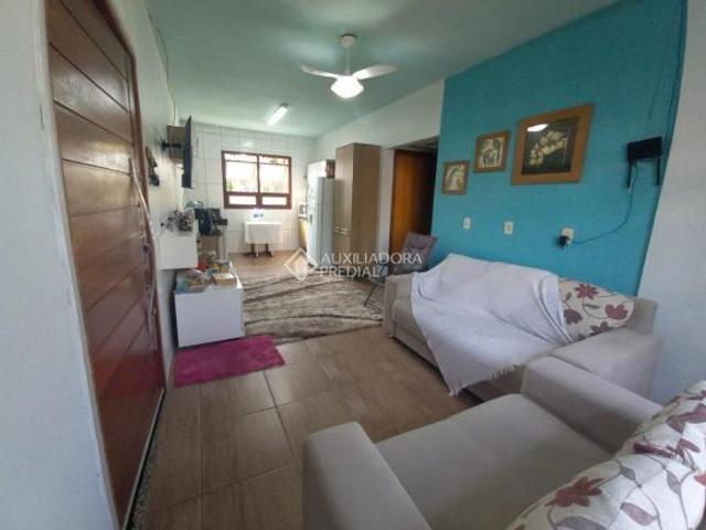 CASA PLANA COM 2 QUARTOS E PÁTIO EM SÃO LEOPOLDO