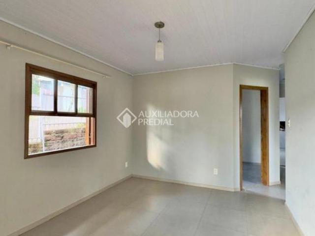 Casa plana com 3 dormitórios, pátio e garagem. Próximo ao hospital da Unimed