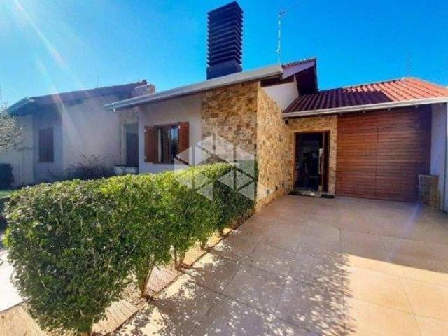 Casa plana com 3 dormitórios, sendo 2 suites, 4 banheiros, 2 vagas de estacioamento, salão de festas