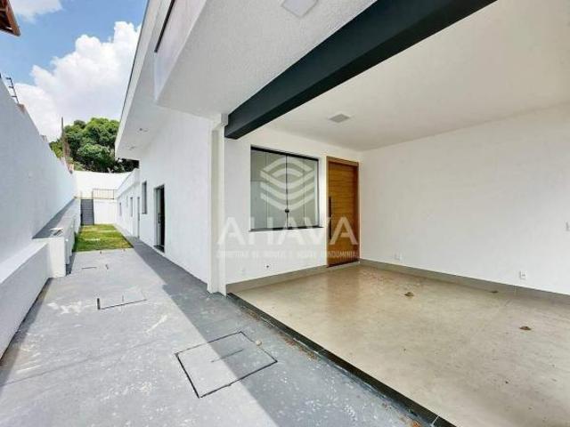 Casa Plana com 3 Quartos à Venda, 400m², Copacabana, próximo à Orla da Lagoa da Pampulha.