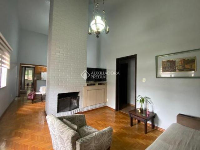 Casa plana com 3 quartos, em local calmo tranquilo.