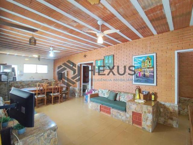 Casa plana com piscina, área gourmet e edícula a venda na Praia do Guaiuba, Guar