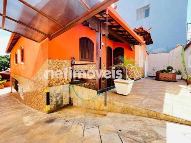 Casa Plana, com piscina, 04 quartos, suíte, 05 vagas de garagem, no Bairro Eldorado em Contagem/MG
