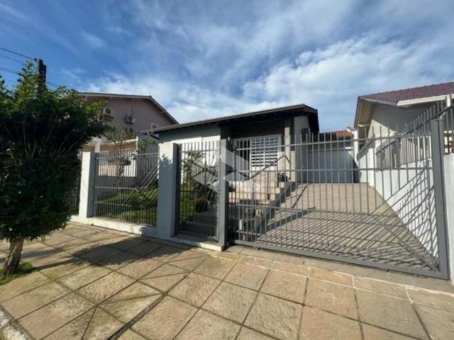 Casa plana com quiosque e piscina