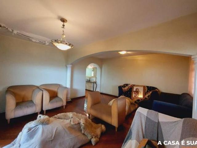 Casa Plana em um Lote de 360m² com 03 Quartos, 01 Suíte e 02 Vagas de Garagem