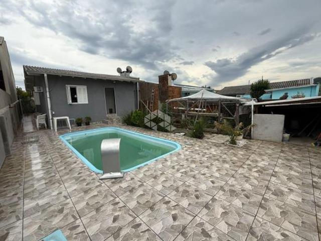 Casa plana, 03 dormitórios e piscina no Bairro São João