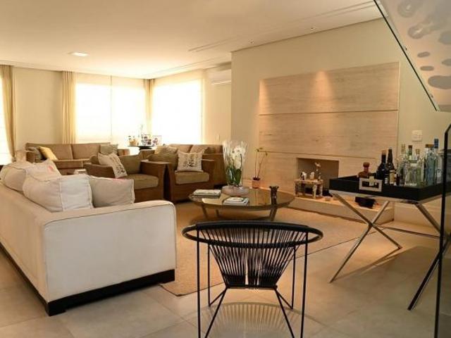 Casa Porteira Fechada à Venda no Lago Azul Clube Residencial e Golfe | 6 Suítes | 450 m² | Vista par