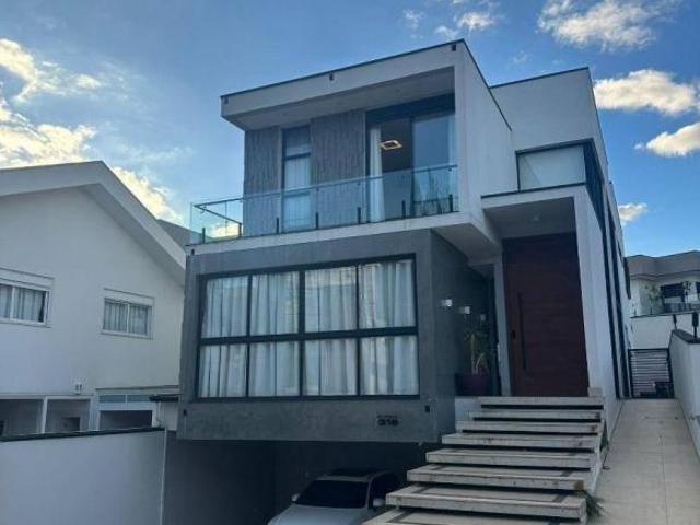 Casa porteira fechada à venda ou locação com 4 suítes, piscina e sauna
