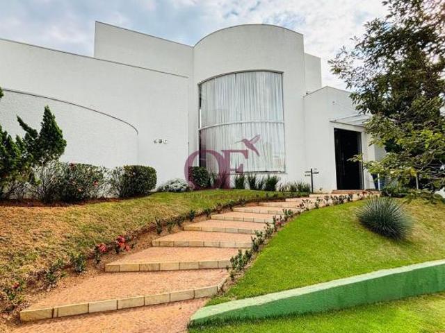 Casa Porteira Fechada no Residencial dos Lagos com 4 Suítes e Piscina Aquecida