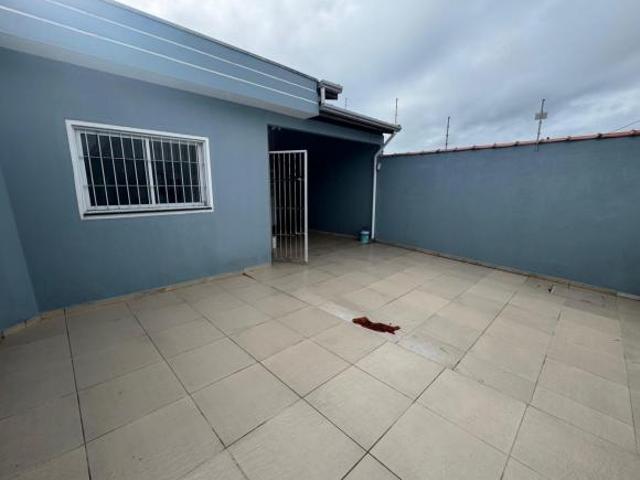 Casa pra venda com 03 dormitórios sendo 01 suíte e piscina