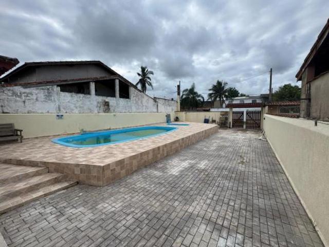 Casa pra venda em Itanhaém.Possui piscina e 2 dormitórios