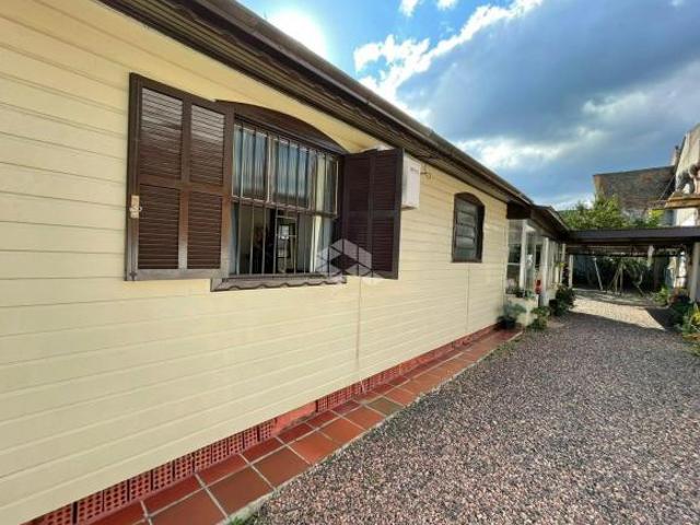 Casa pré fabricada, 2 dormitórios, em quintal acolhedor bairro Urubatã