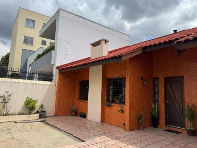 Casa principal com 2 pavimentos e mais uma pequena casa de 2 quartos nos fundos