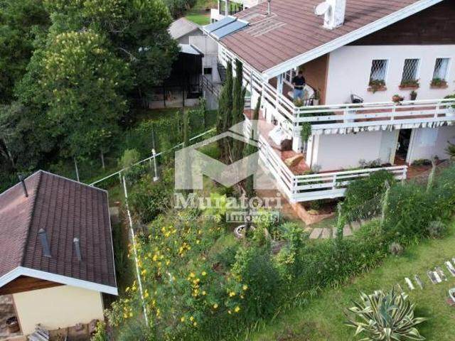 Casa principal e mais dois chalés