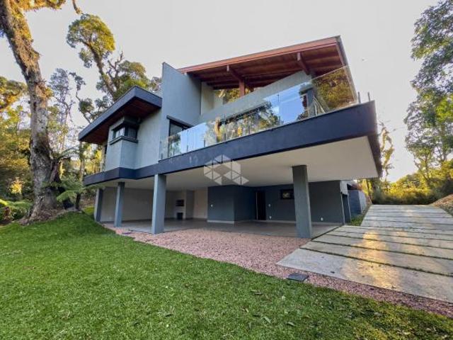 Casa, pronta, térrea, 3 suítes + lavabo, 318,55m² em Gramado