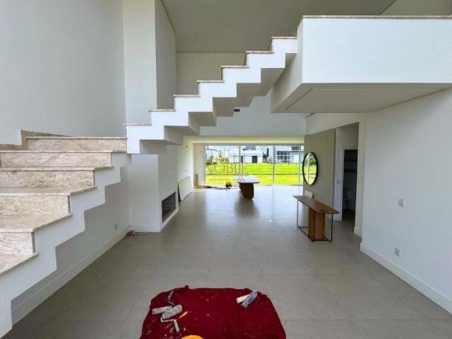 Casa pronta com 4 Suítes – Sofisticação e Conforto
