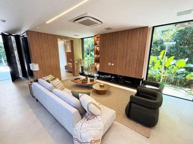 Casa Pronta e Decorada em Condomínio de Alto Padrão!