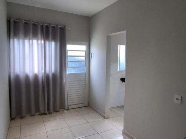 Casa pronta em Altinópolis/SP, 2 dormitórios, aceita financiamento