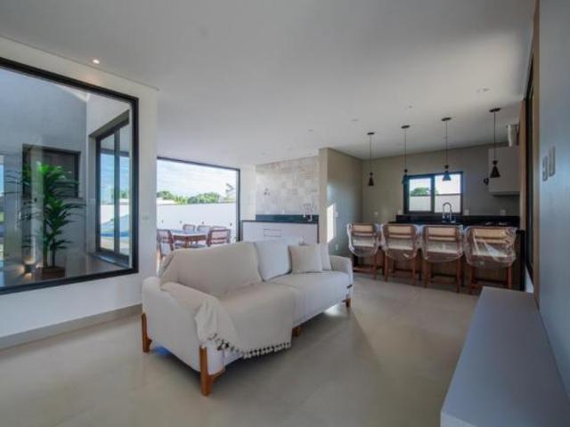 Casa pronta para morar no Ninho Verde II Eco Residence — 3 suítes, piscina e áre
