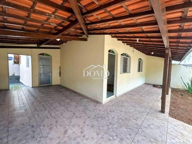 CASA PRONTA PARA MORAR NO ARVOREDO, COM 3 QUARTOS E 3 VAGAS DE GARAGEM!