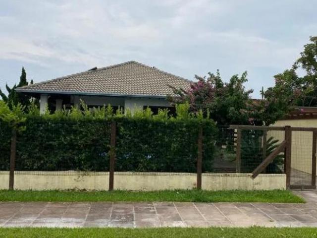 Casa Próximo a Av da Plataforma com Piscina em Tramandaí