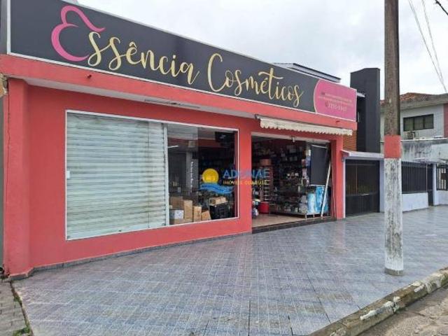 Casa próximo à praia com sacada — Astúrias — Guarujá