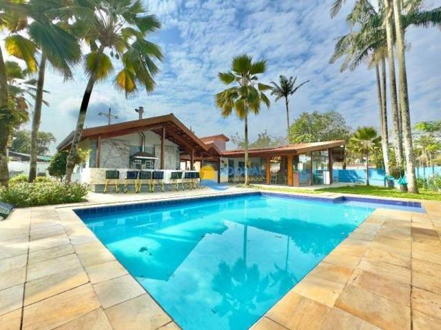 Casa próximo à praia com sacada — Enseada — Guarujá
