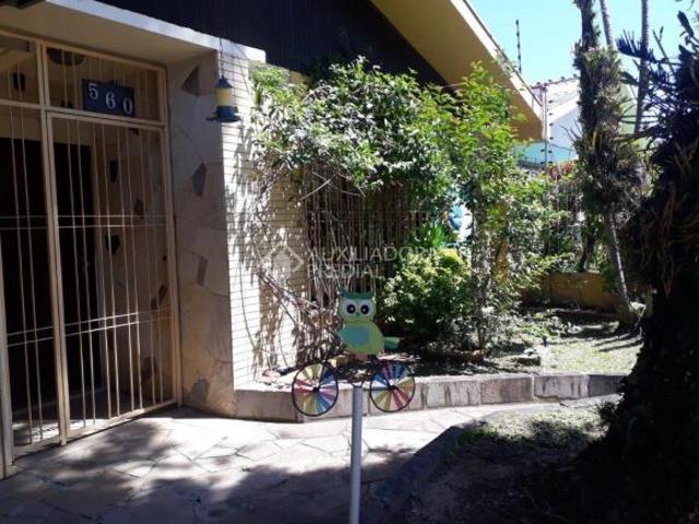 Casa próxima Avenida Sertório, com 3 dormitórios, vaga para 3 carros