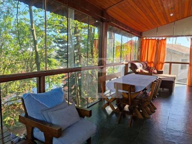 Casa Rústica com quintal e vista panorâmica em frente à praça | 3 quartos | à venda, 178 m² Parque